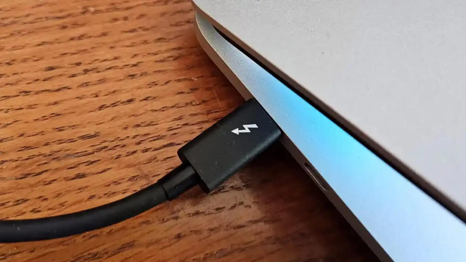 USB-C VS Thunderbolt - What The Labels Actually Mean - Techtroduce